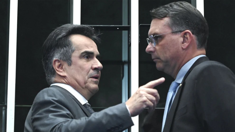 Flávio Bolsonaro descarta Ciro após operação da PF