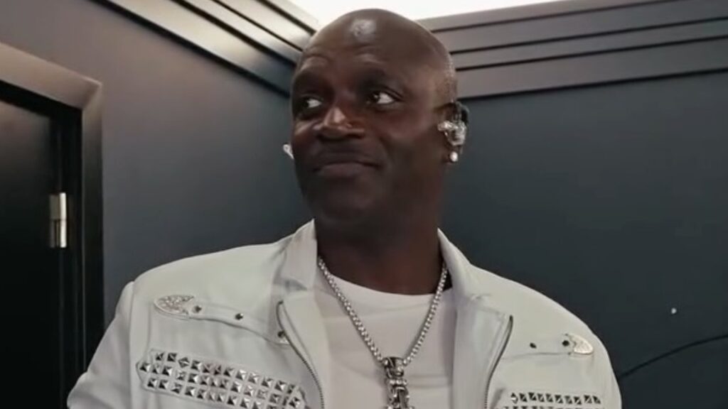 Akon compartilha regras de convivência entre suas esposas